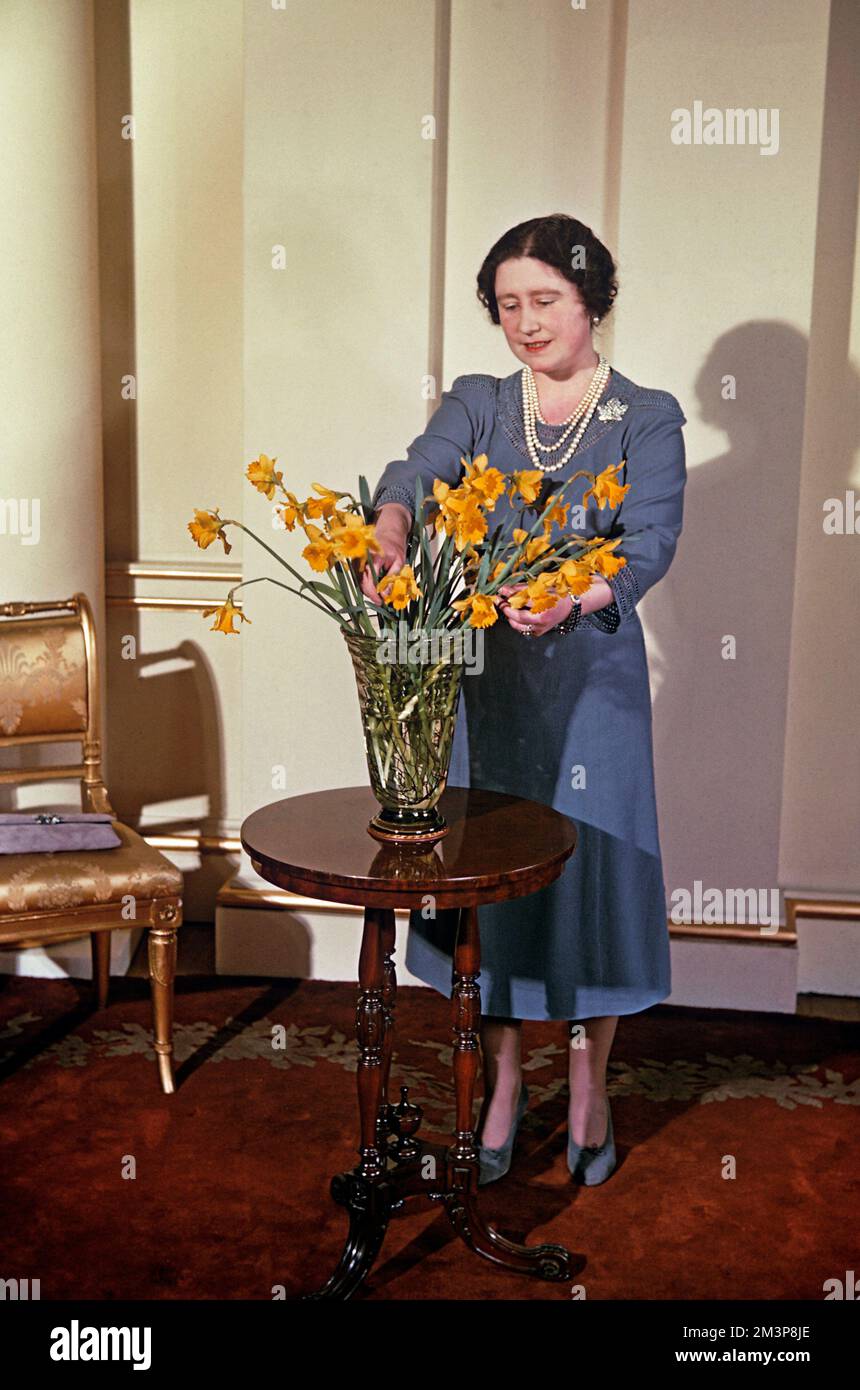 The queen mother with the queen hi-res stock photography and images - Alamy