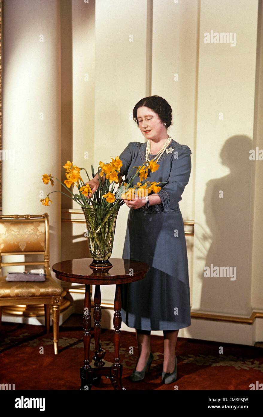 The queen mother blue dress hi-res stock photography and images - Alamy