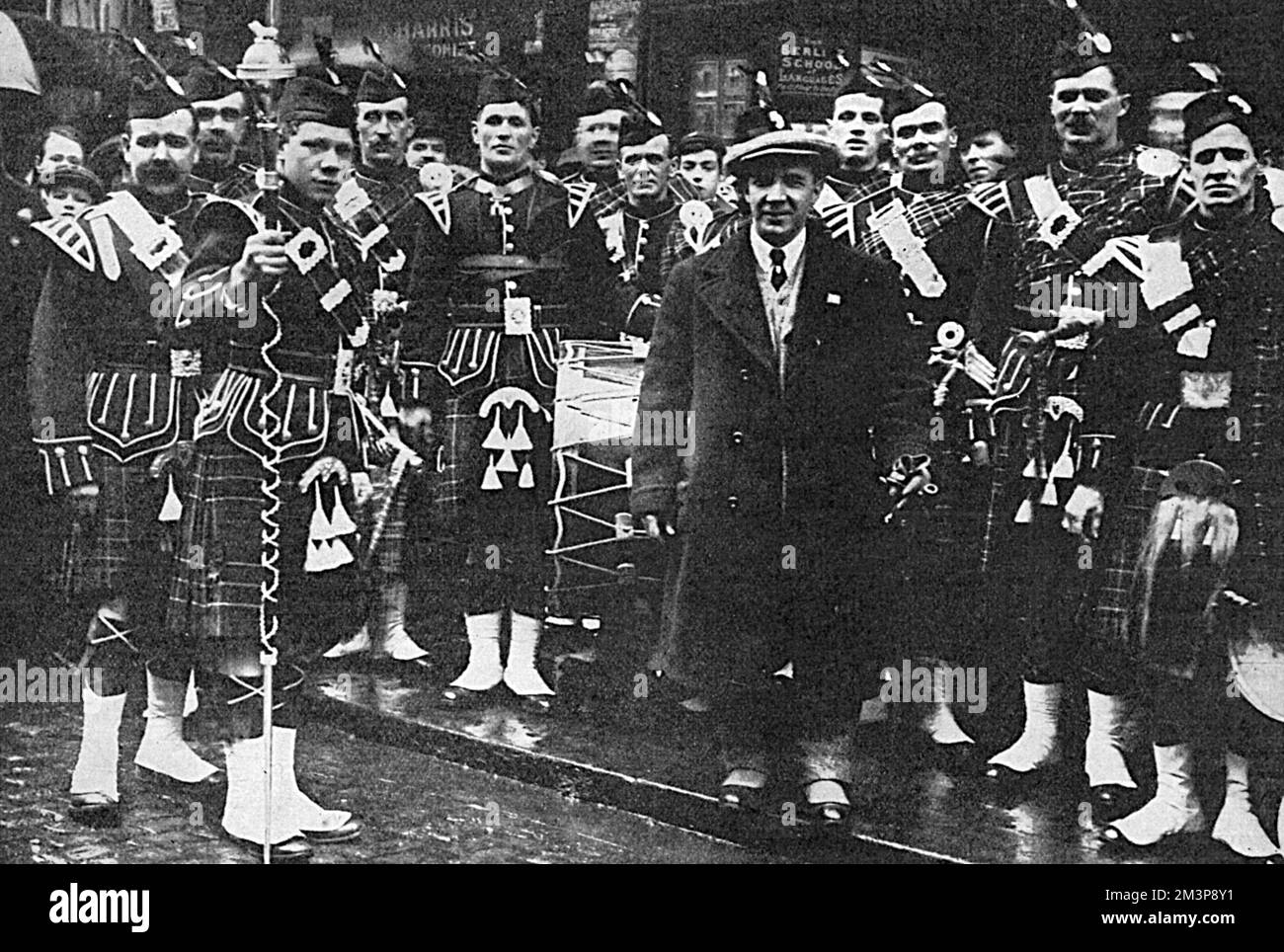 Harry Lauder with his recruiting pipe band, WW1 Stock Photo - Alamy