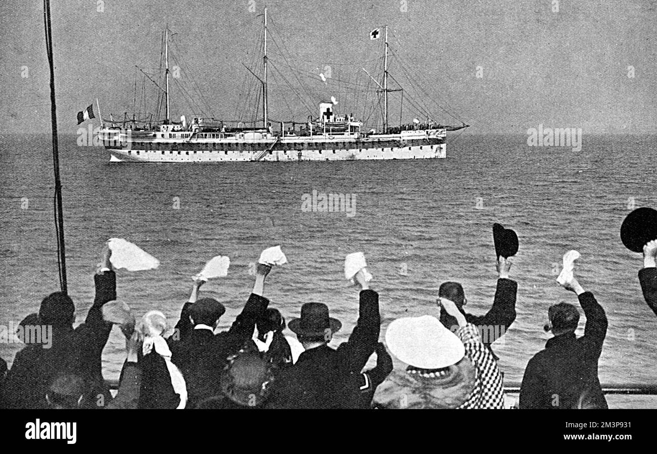Cheering a hospital ship, World War One Stock Photo - Alamy