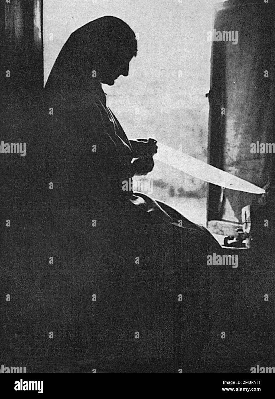 Elsie Knocker rolling bandages at Pervyse Stock Photo - Alamy