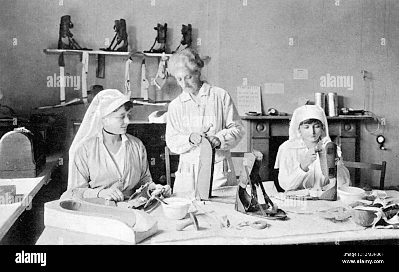 Medical aid during world war one hi-res stock photography and images ...