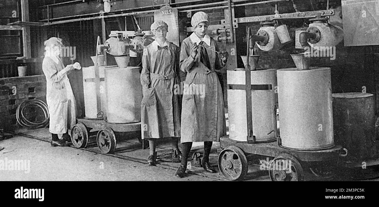 Women workers manufacturing synthetic phenol, WW1 Stock Photo - Alamy