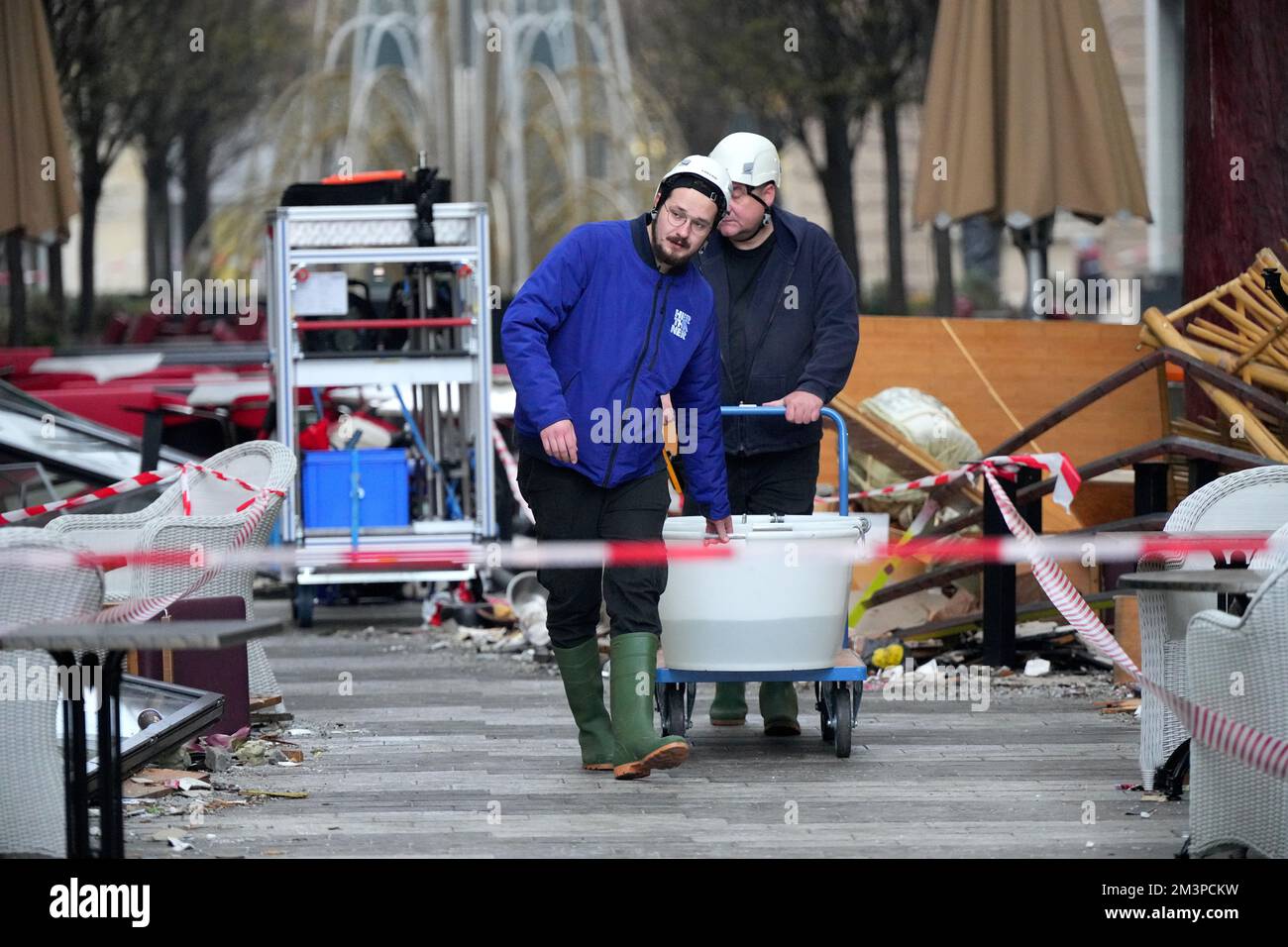 Berlin, Germany. 16th Dec, 2022. Two helpers bring fish in water tanks ...