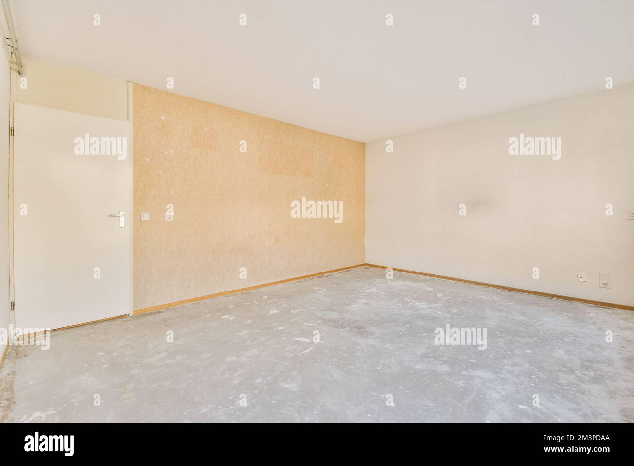 an empty room with no one on the floor or wall to be used for painting ...