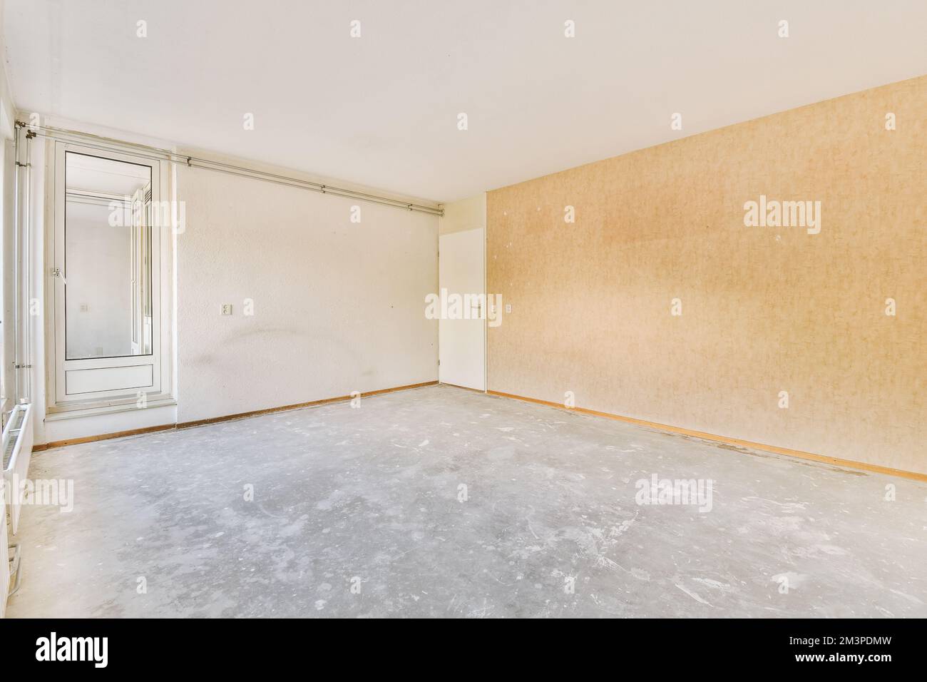 an empty room with no one on the floor or wall to be used for painting ...