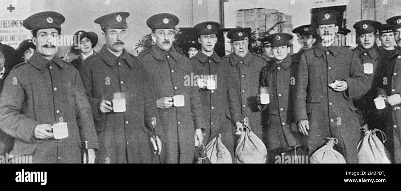 Soldiers enjoying the free buffet at Victoria station, WW1 Stock Photo ...