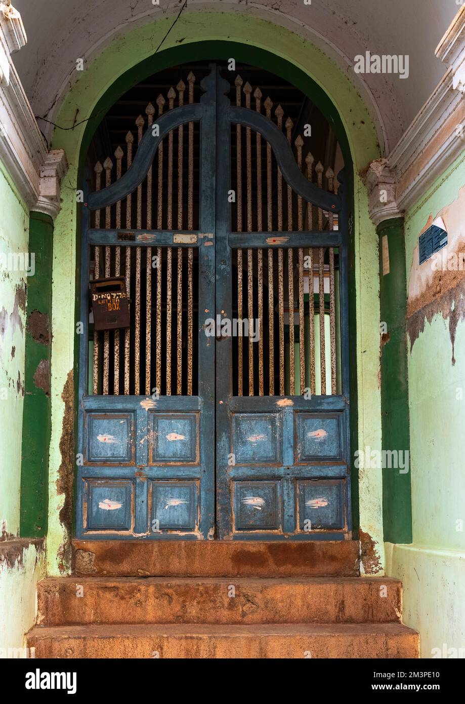 Chettiar mansion wooden door, Tamil Nadu, Pallathur, India Stock Photo ...