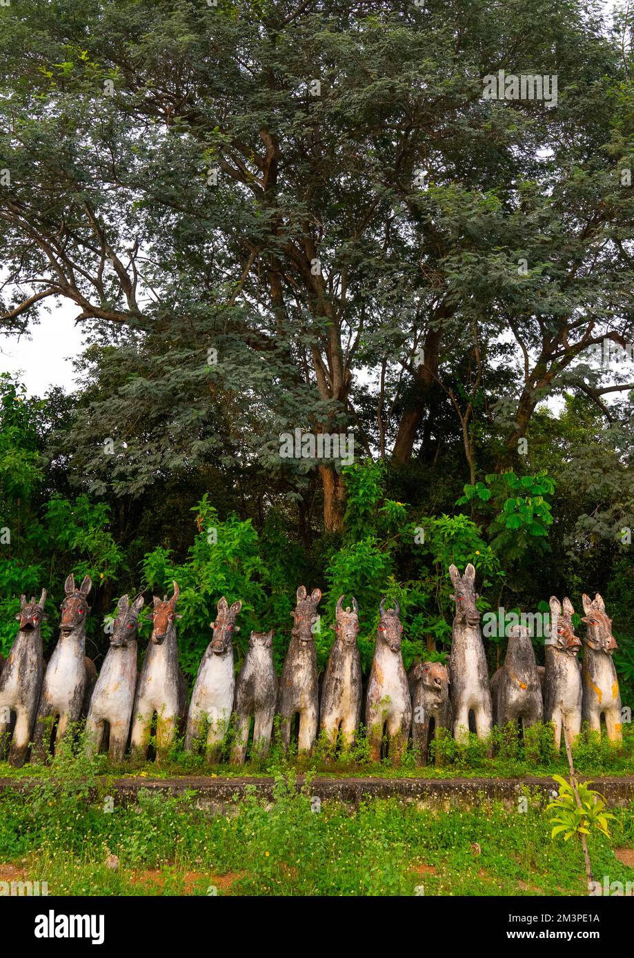 Terracotta Horses gifts to the god Aiyanar, Tamil Nadu, Pallathur ...