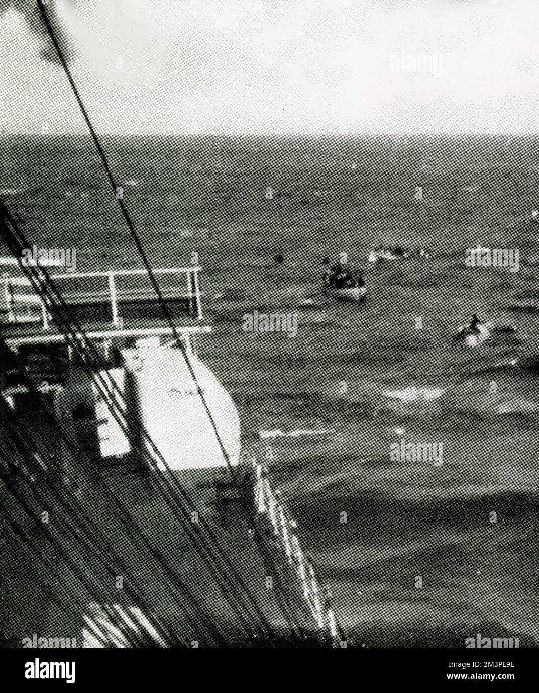 WW1 - Torpedoed RMS 'Falaba' - Boats and passengers upturned Stock ...