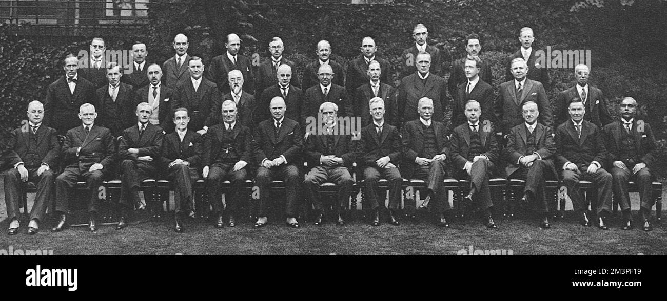 Members of the Imperial Conference assembled at Downing St Stock Photo ...