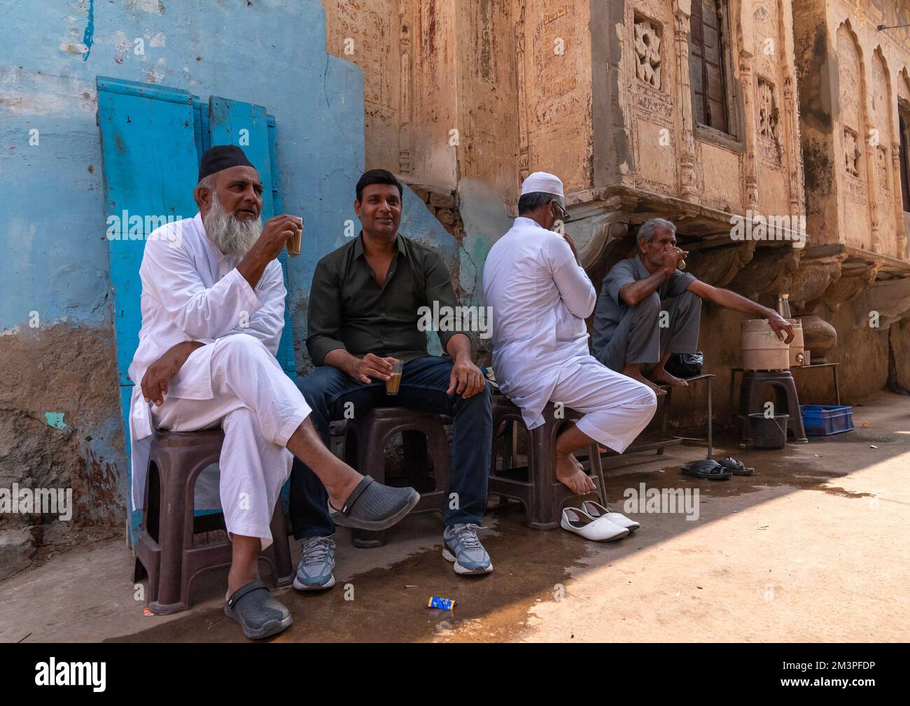 Drinking tea india hi-res stock photography and images - Alamy