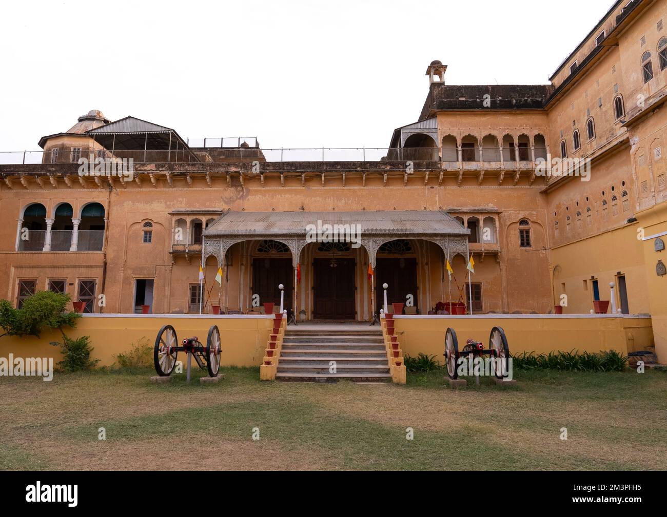 Dundlod Fort entrance, Rajasthan, Dundlod, India Stock Photo - Alamy