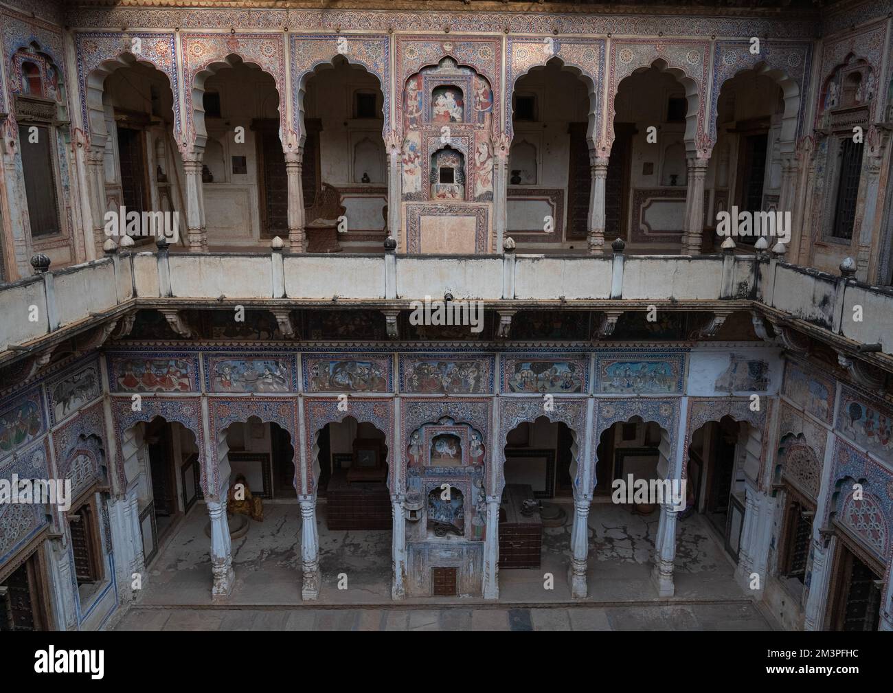 Seth Arjun Das Goenka Haveli courtyard, Rajasthan, Dundlod, India Stock ...
