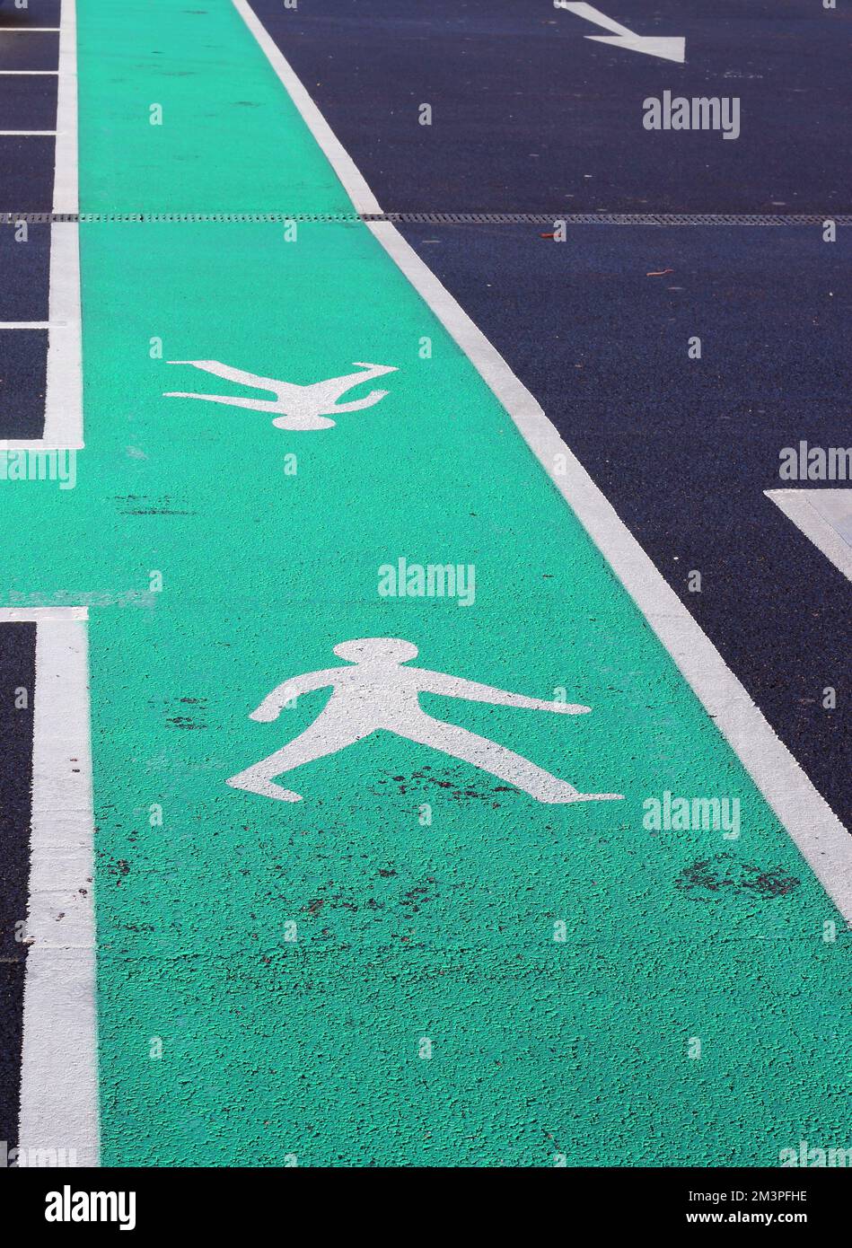 Walkway or footpath for pedestrians in a car park Stock Photo - Alamy