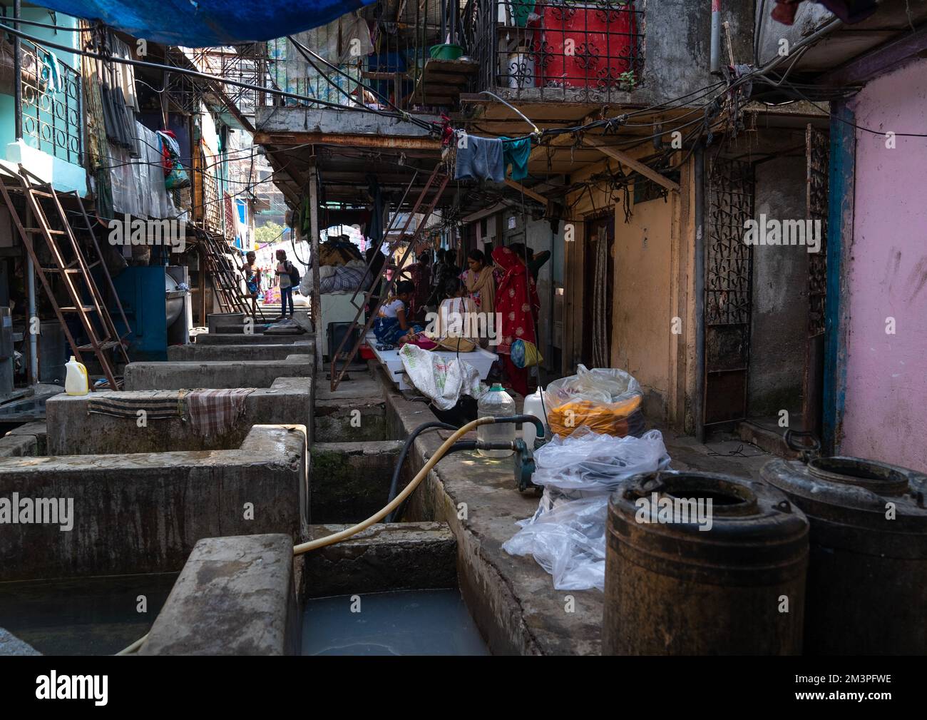 Laundry workers hi-res stock photography and images - Alamy