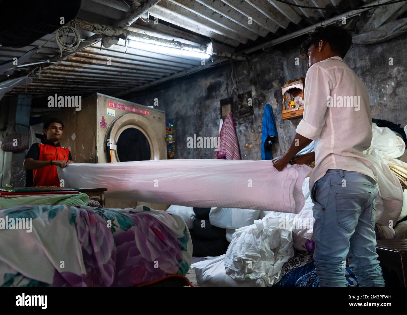 Laundry Workers in Dhobi Ghat, Maharashtra state, Mumbai, India Stock ...