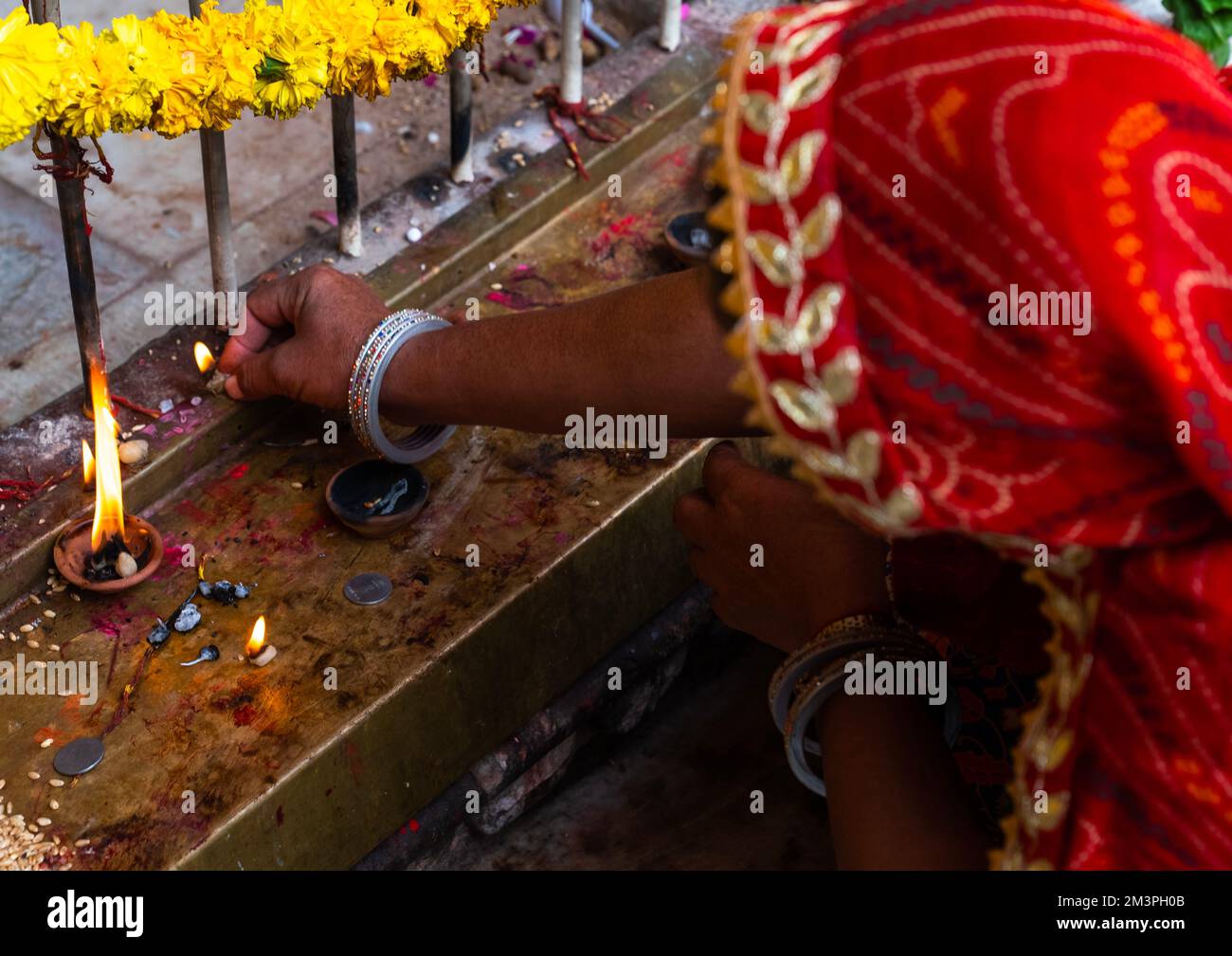 Indian women making offerings in Galtaji temple, Rajasthan, Jaipur ...