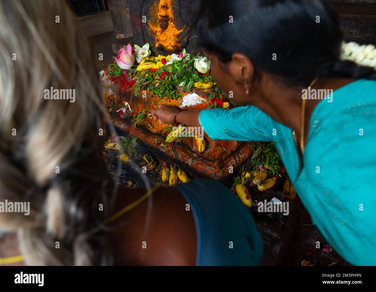 Indian women praying in Sri Ranganathaswamy Temple, Tamil Nadu ...