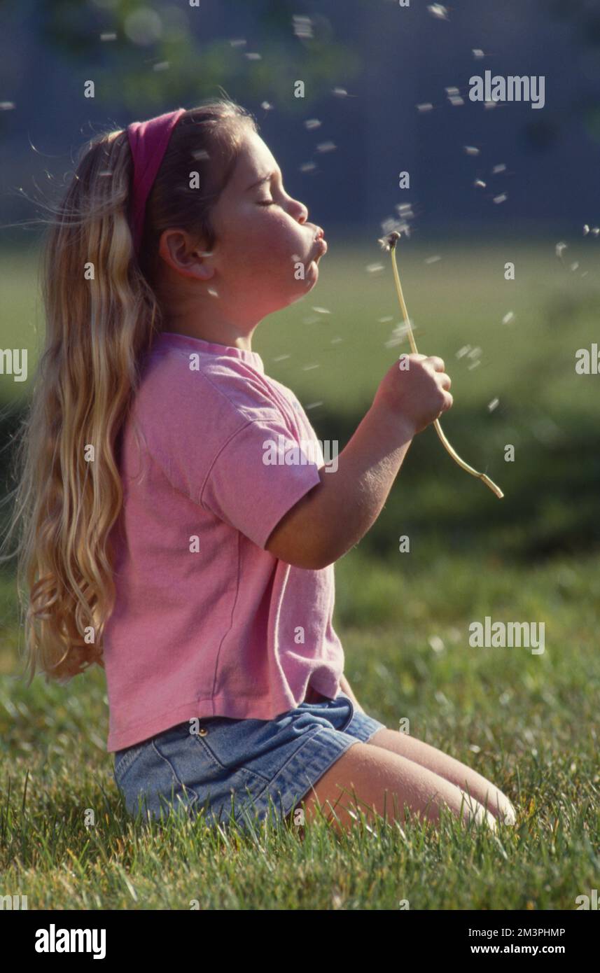Child kneeling hi-res stock photography and images - Alamy