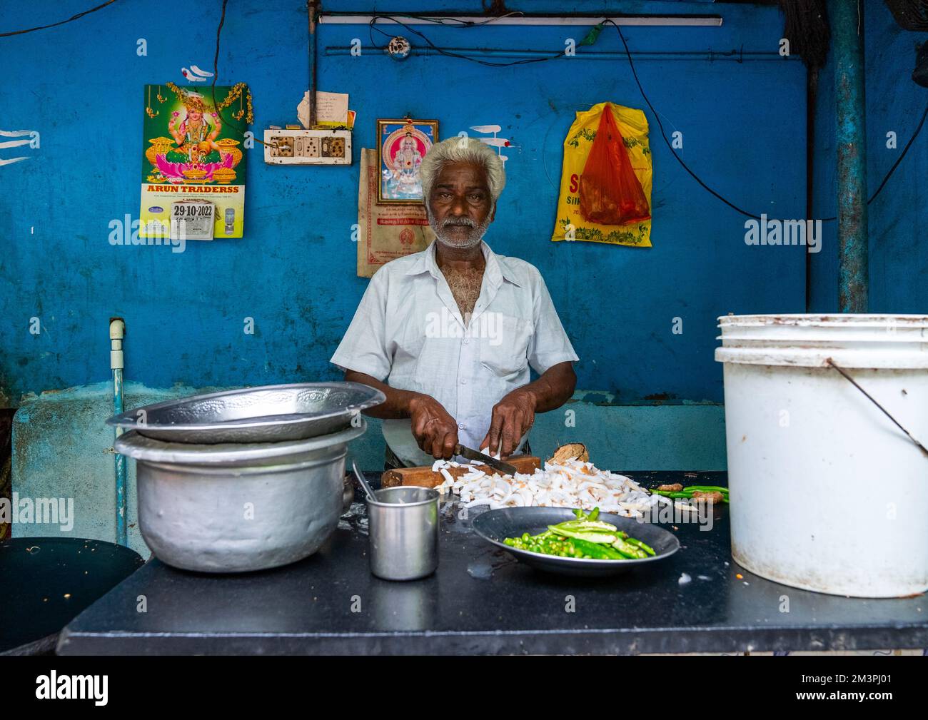 Indian food preparing food in the street, Pondicherry, Puducherry ...