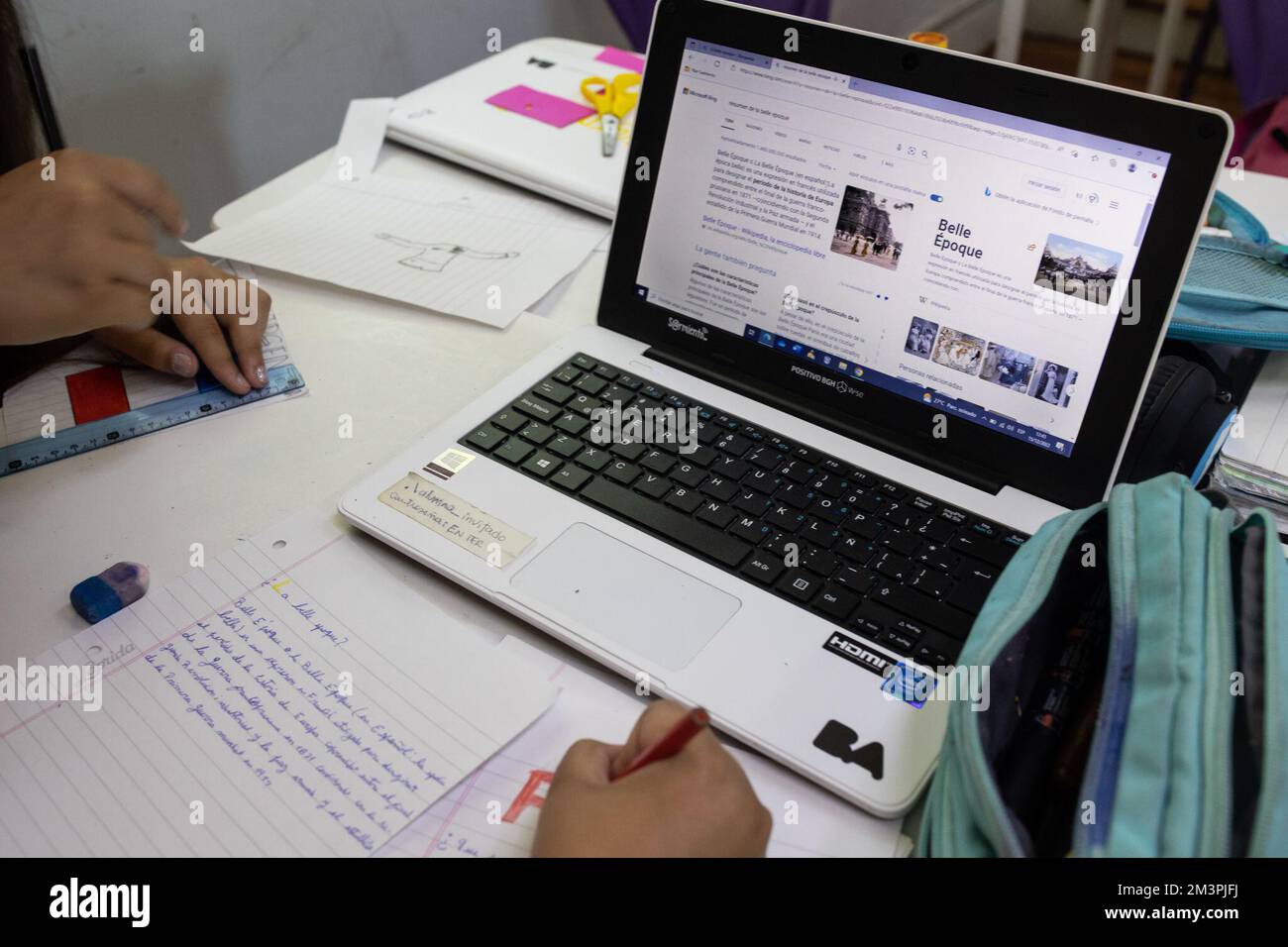 Buenos Aires, Argentina. 15th Dec, 2022. Students search the Internet ...
