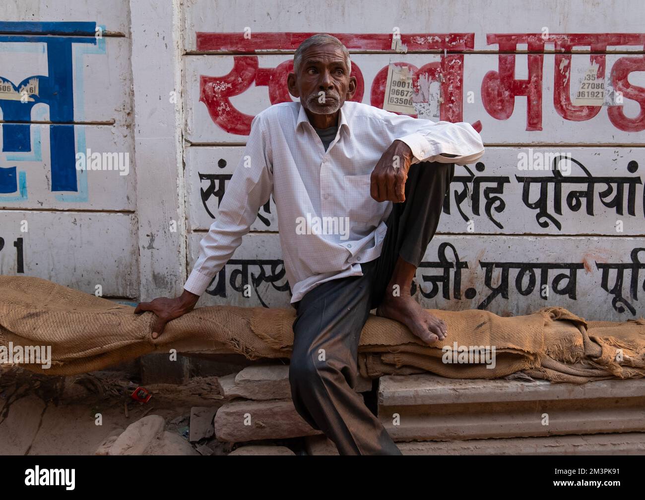 Indian man sit in the street, Rajasthan, Mandawa, India Stock Photo - Alamy
