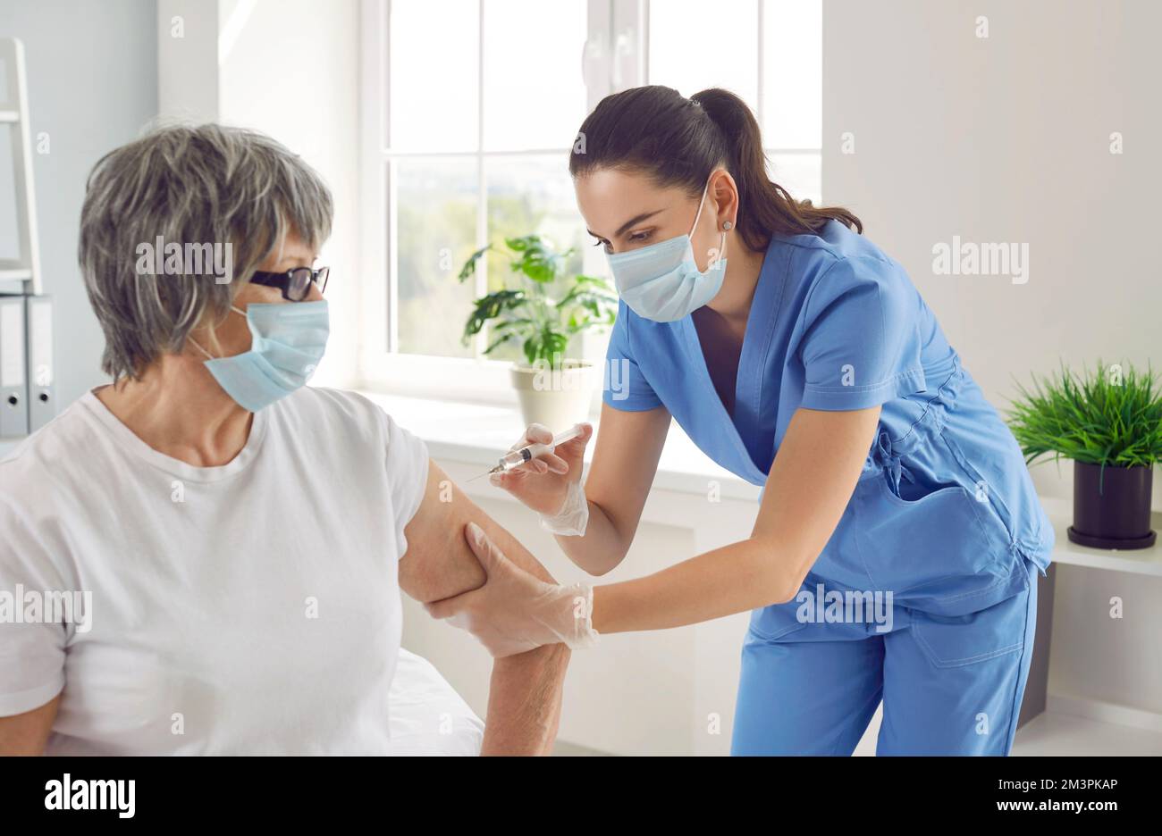 Doctor injection woman hi-res stock photography and images - Alamy