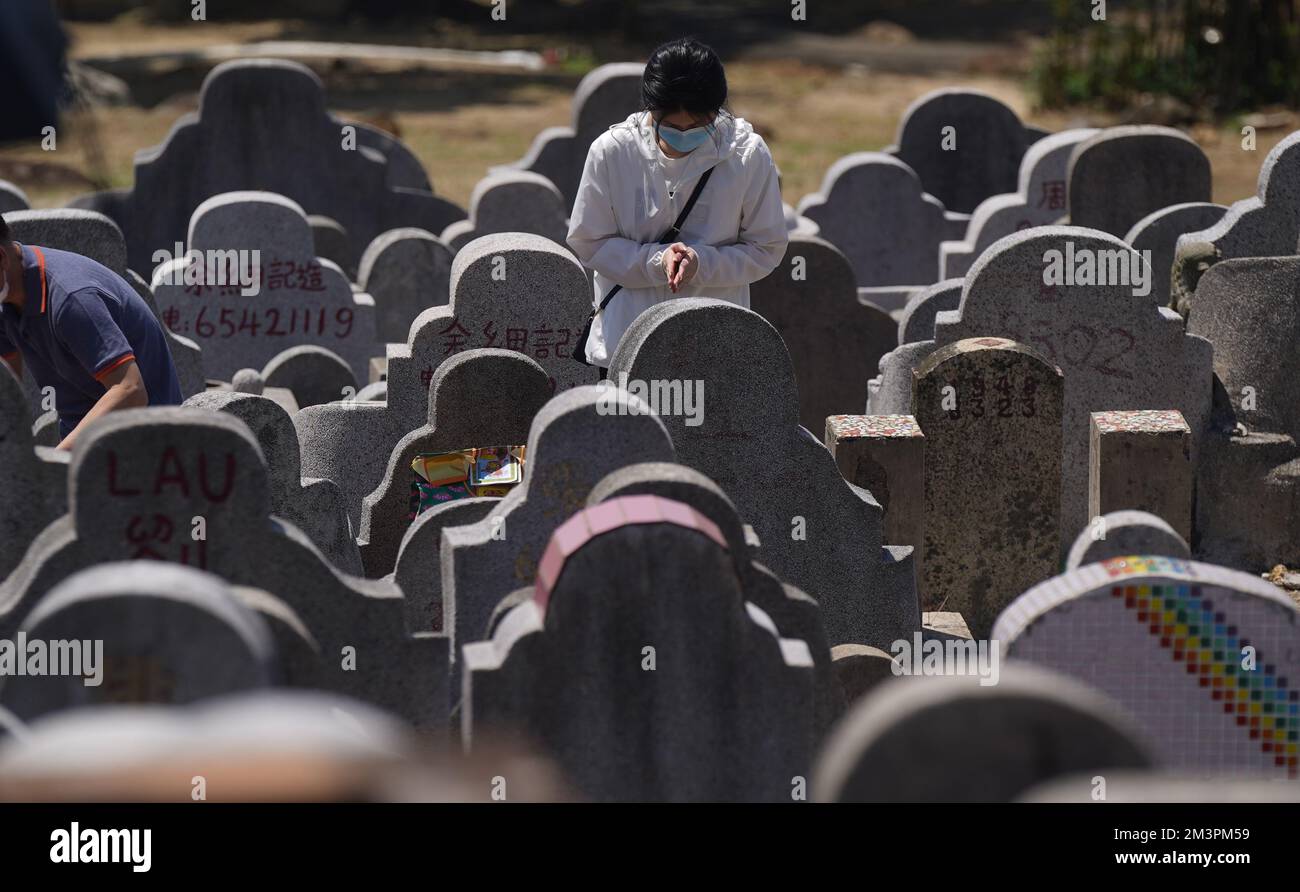 People pay their respects to their ancestors on Ching Ming Festival at ...