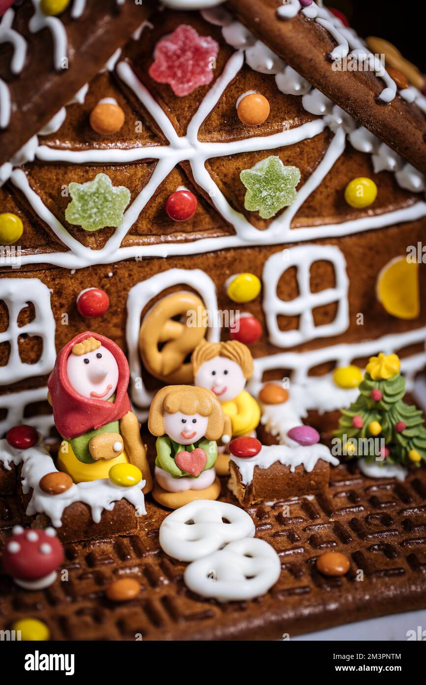 Gingerbread man garland hi-res stock photography and images - Alamy
