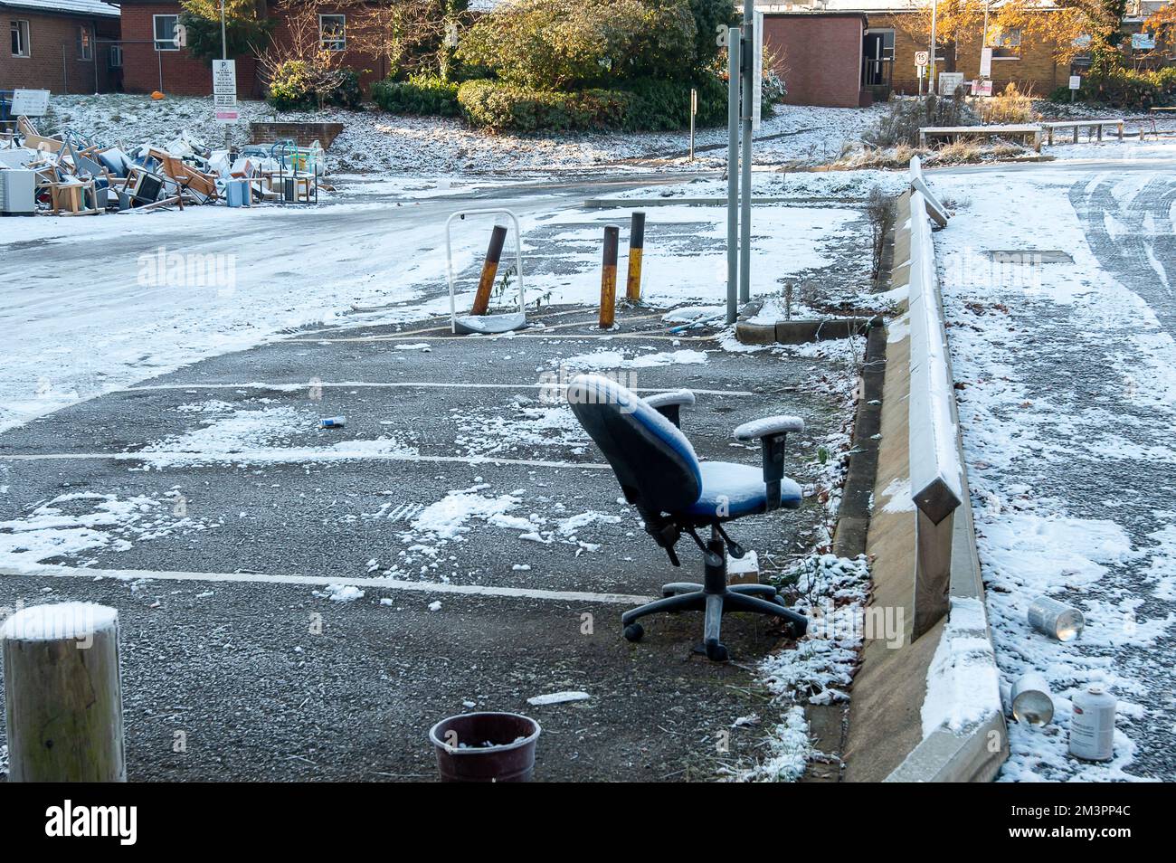 Ascot, Berkshire, UK. 16th December, 2022. The sad sight of snow ...