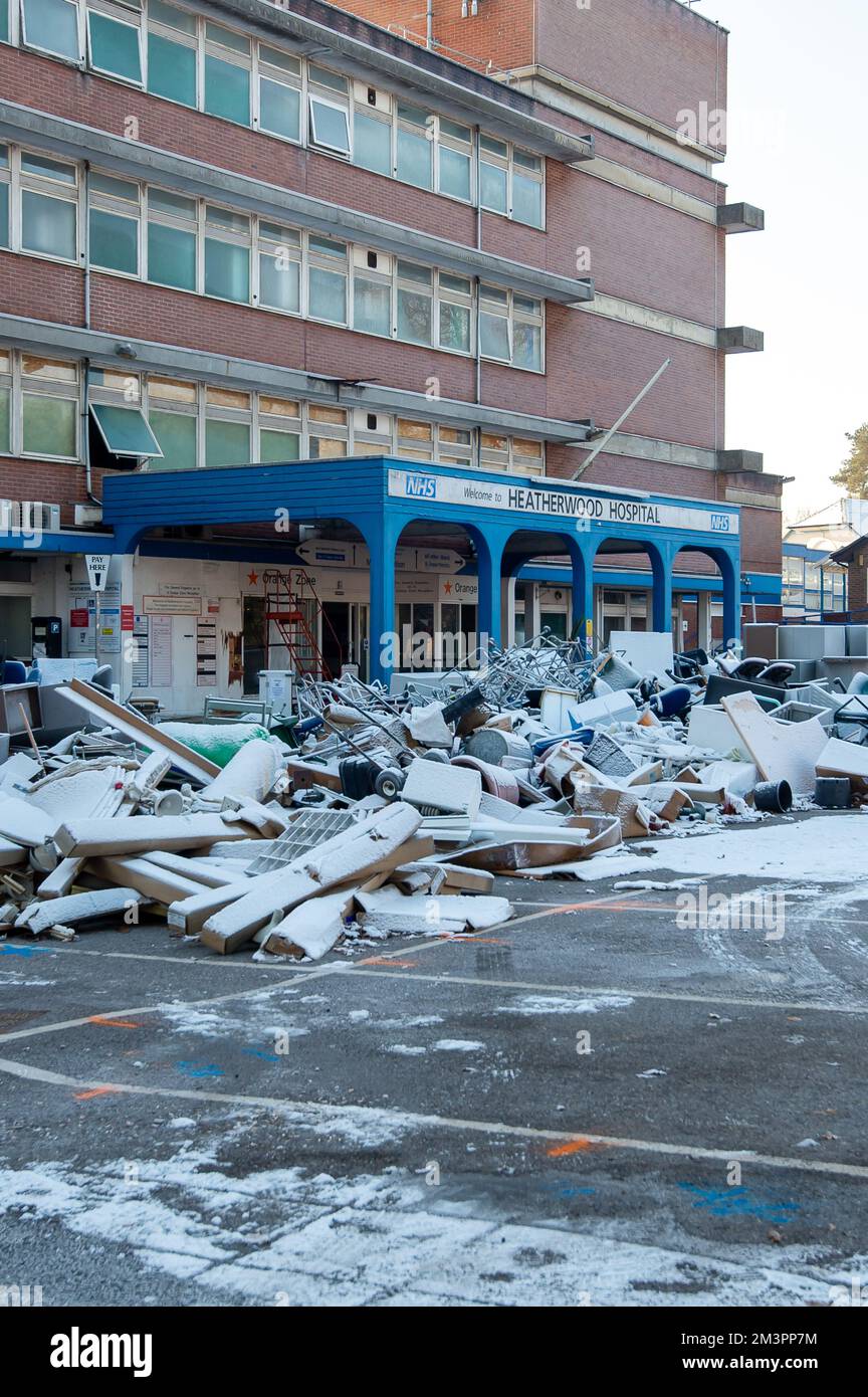 Ascot, Berkshire, UK. 16th December, 2022. The sad sight of snow ...