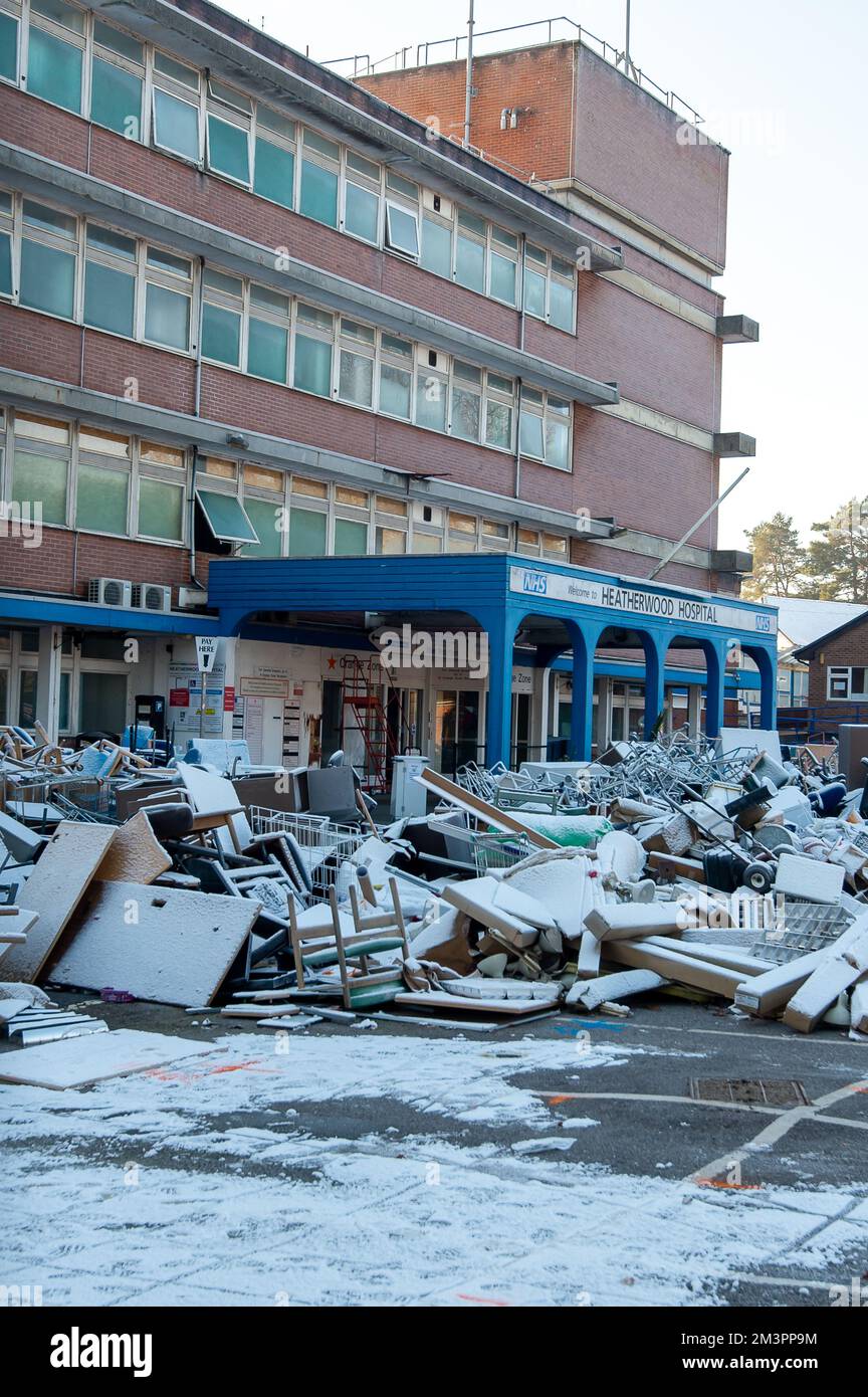 Ascot, Berkshire, UK. 16th December, 2022. The sad sight of snow ...