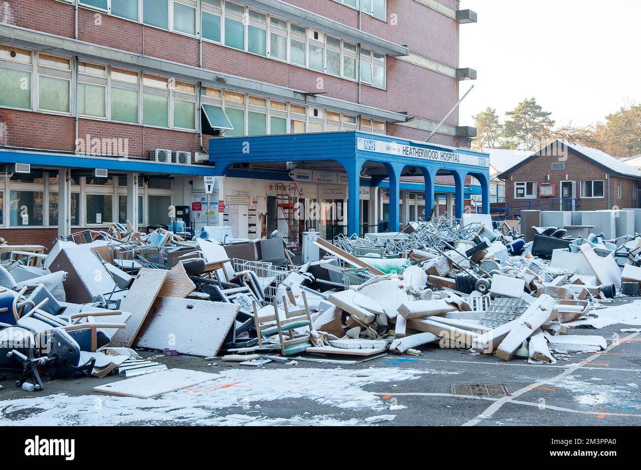 Ascot, Berkshire, UK. 16th December, 2022. The sad sight of snow ...