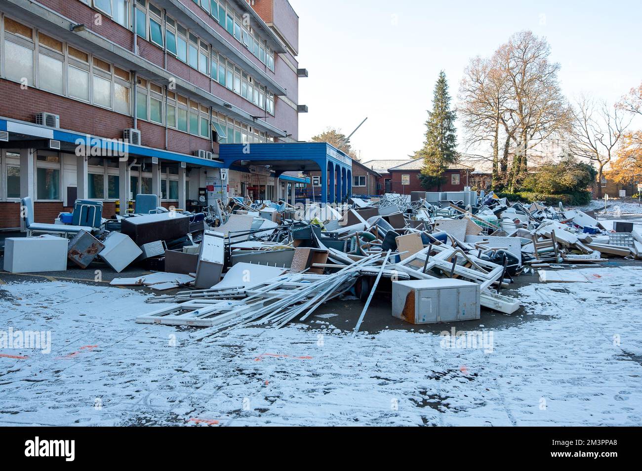 Ascot, Berkshire, UK. 16th December, 2022. The sad sight of snow ...