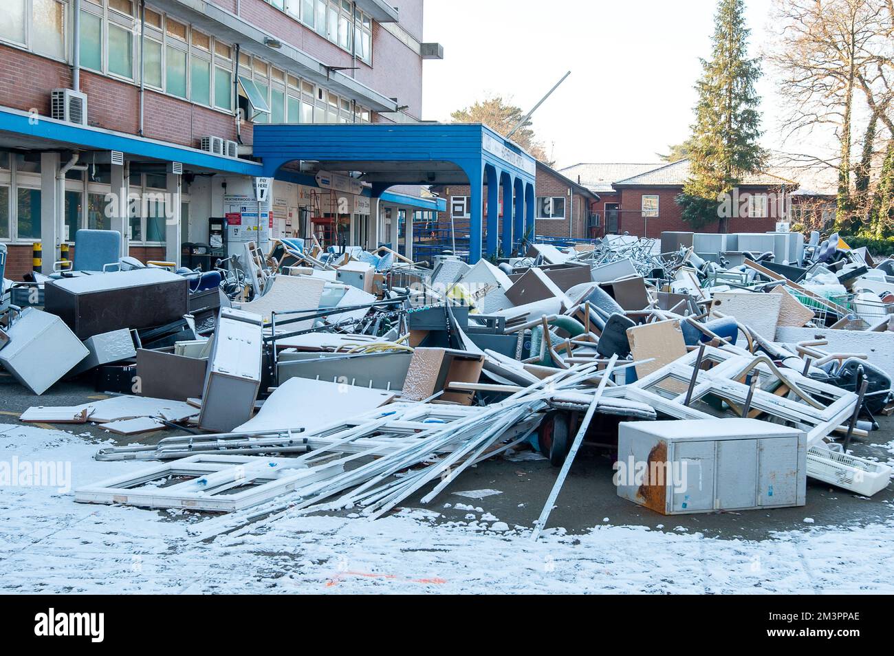 Ascot, Berkshire, UK. 16th December, 2022. The sad sight of snow ...
