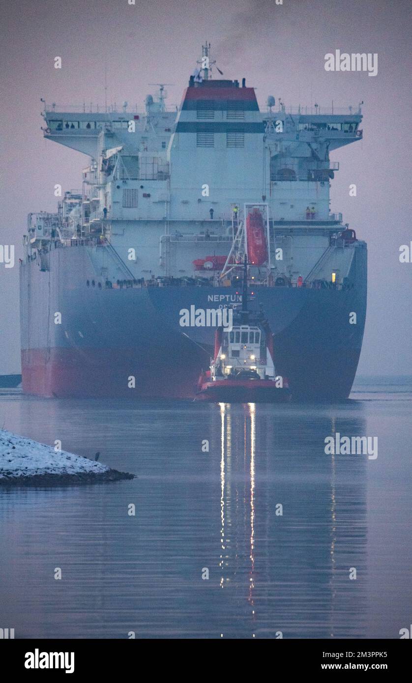 Lubmin, Germany. 16th Dec, 2022. The "Neptune" sails into the port of ...