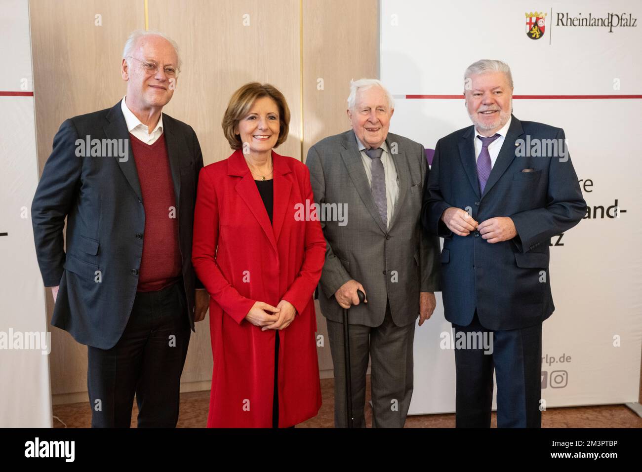 Mainz, Germany. 16th Dec, 2022. Malu Dreyer (SPD, 2nd from left ...