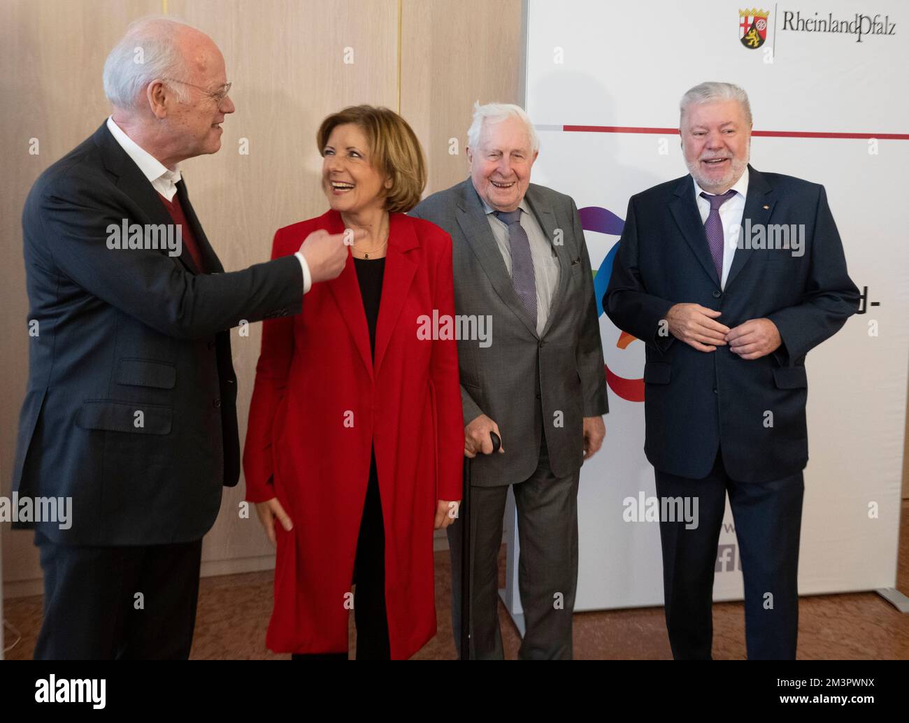 Mainz, Germany. 16th Dec, 2022. Malu Dreyer (SPD, 2nd from left ...