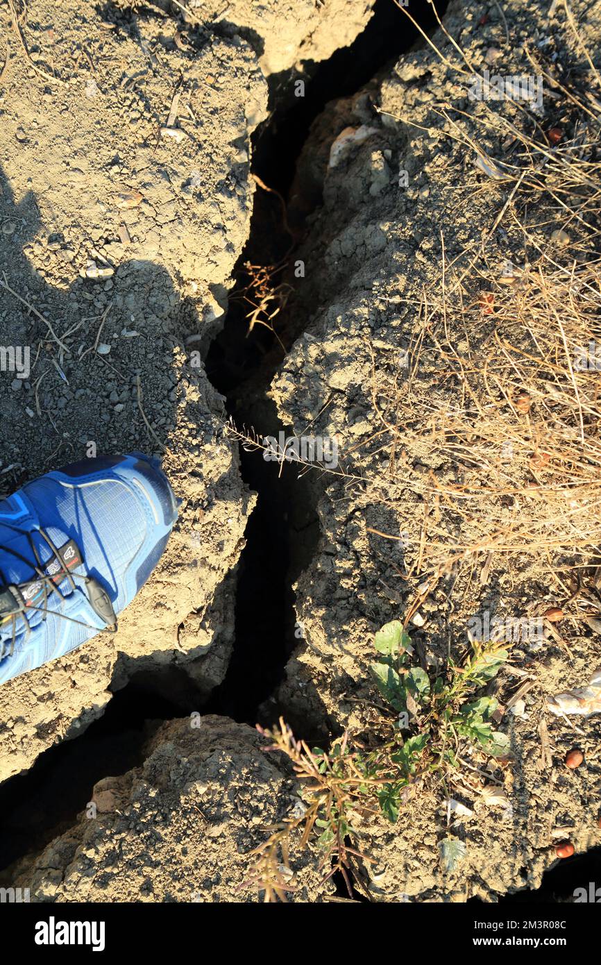 Cracks in clay soil in field due to drought at Brabourne Lees, Ashford ...