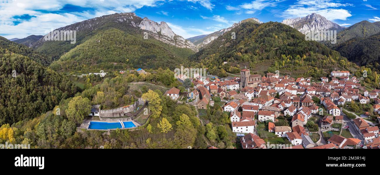 town of Isaba, Roncal Valley, Navarra, Pyrenean mountain range, Spain ...