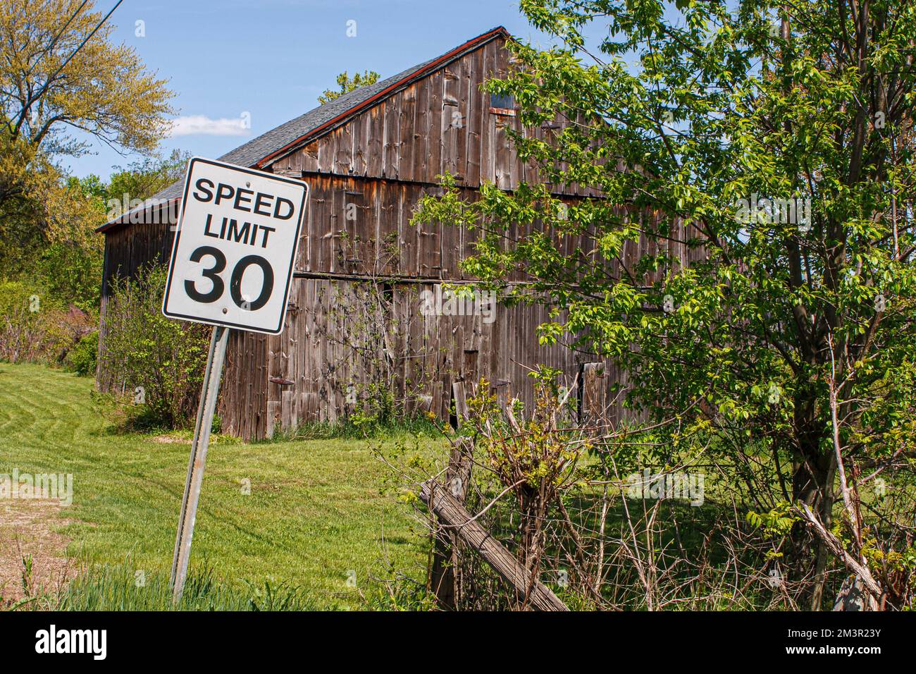 30 speed sign hi-res stock photography and images - Alamy