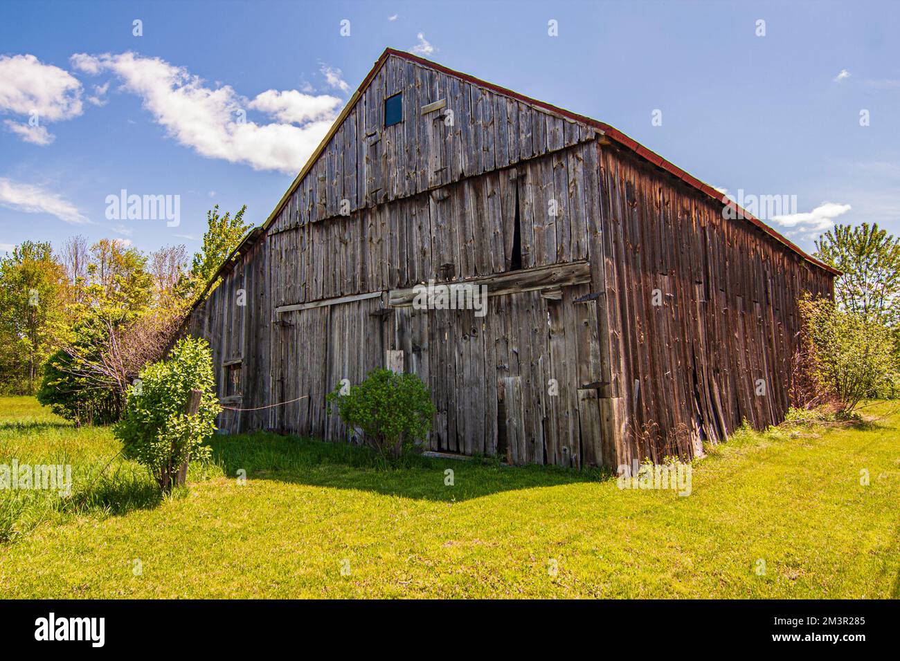 An old barn on a Western Massachusetts farm Stock Photo - Alamy