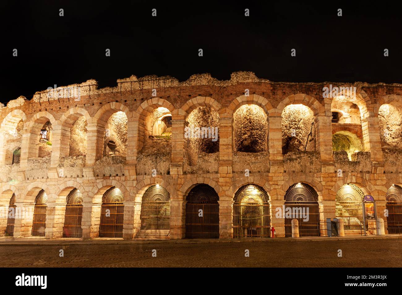 Italy the arena di verona by night hi-res stock photography and images ...