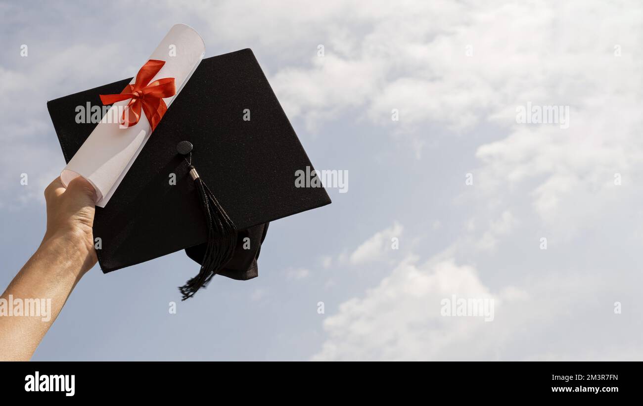 Certificate with ribbon bow graduation hat Stock Photo - Alamy