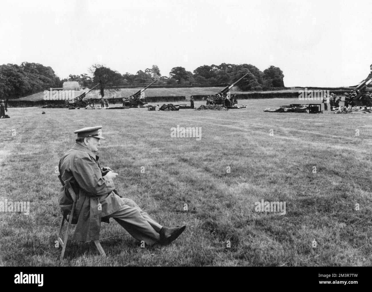Winston Churchil visiting gun sites, England, 1944 Stock Photo - Alamy
