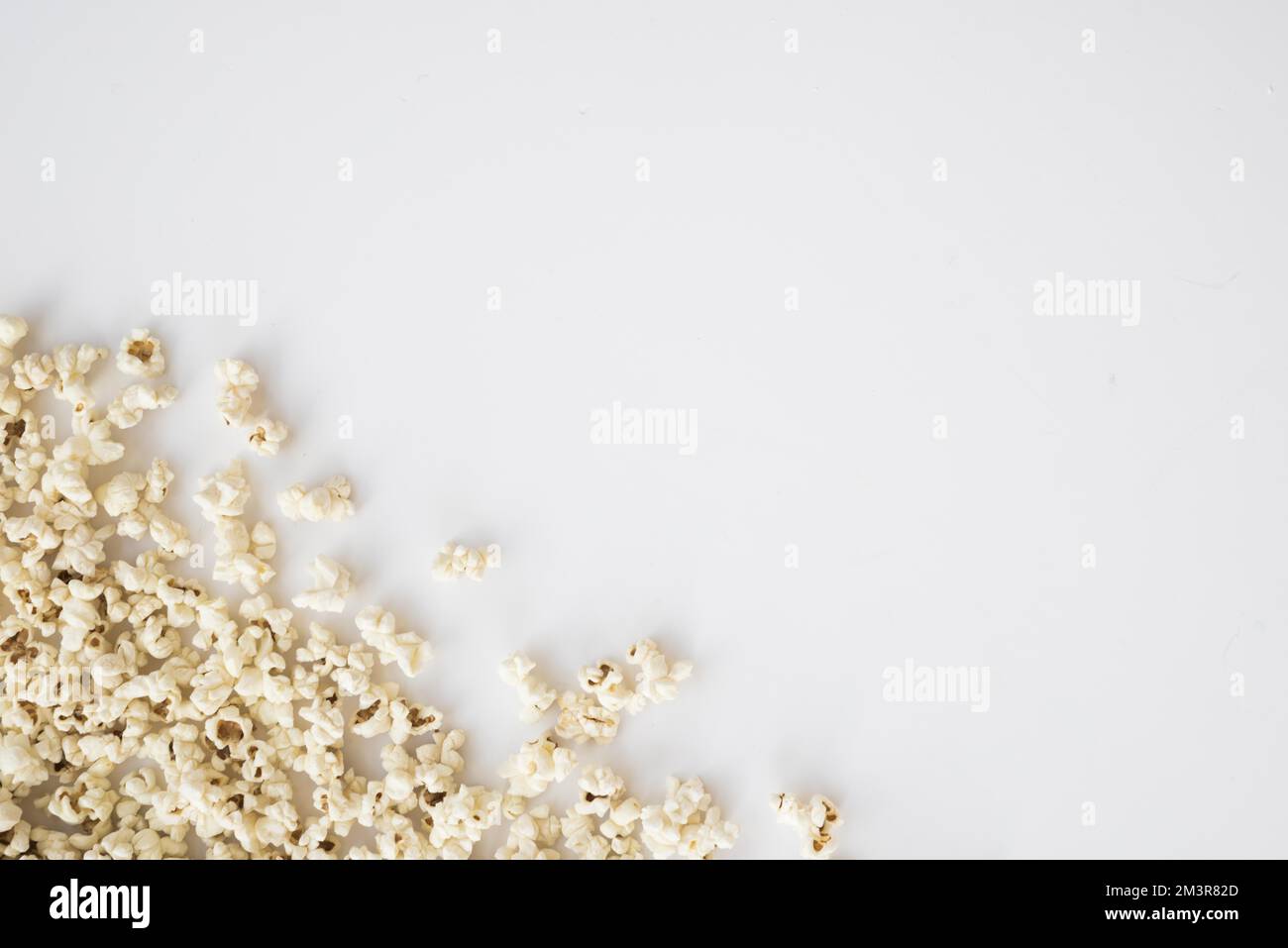 Cinema concept with popcorn background Stock Photo - Alamy