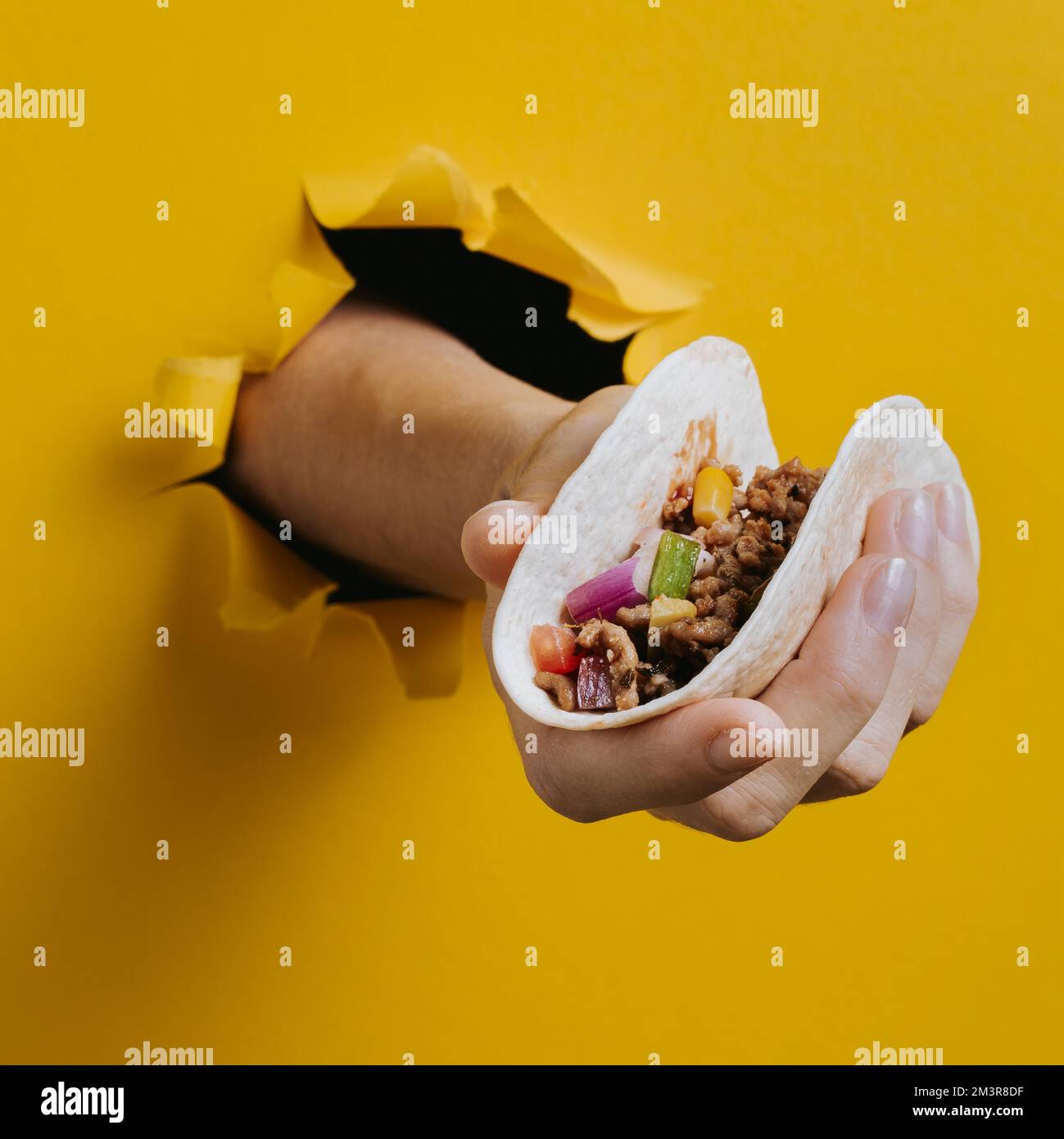 Hand holding taco hi-res stock photography and images - Alamy