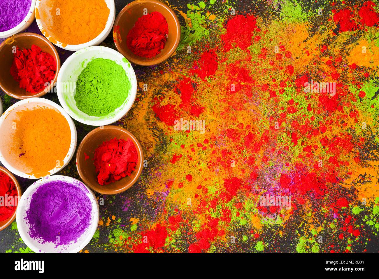 Scattered plates table hi-res stock photography and images - Alamy
