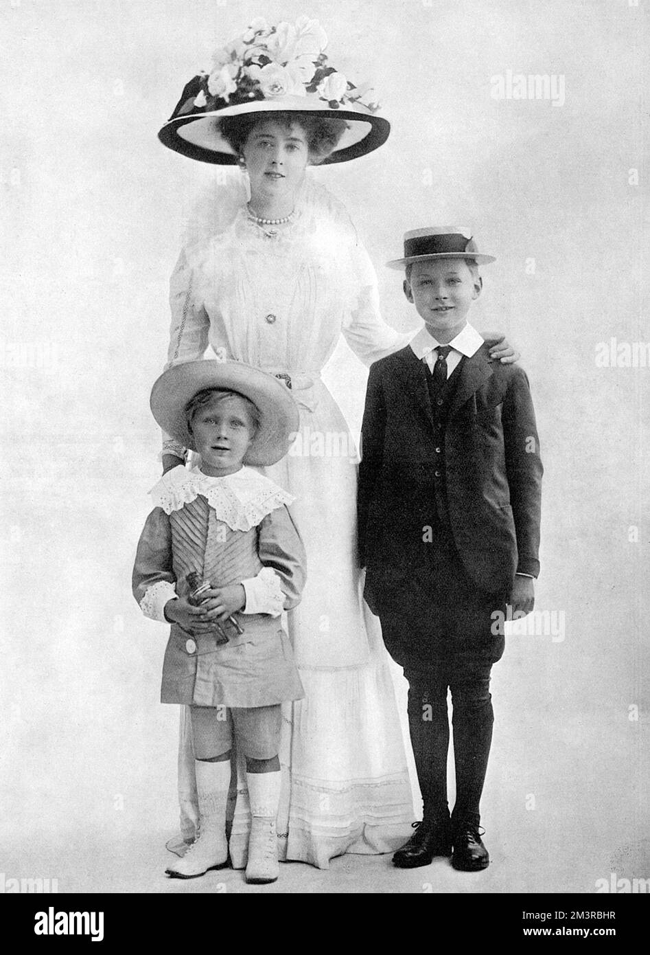 Daisy, Princess of Pless and her sons Stock Photo - Alamy